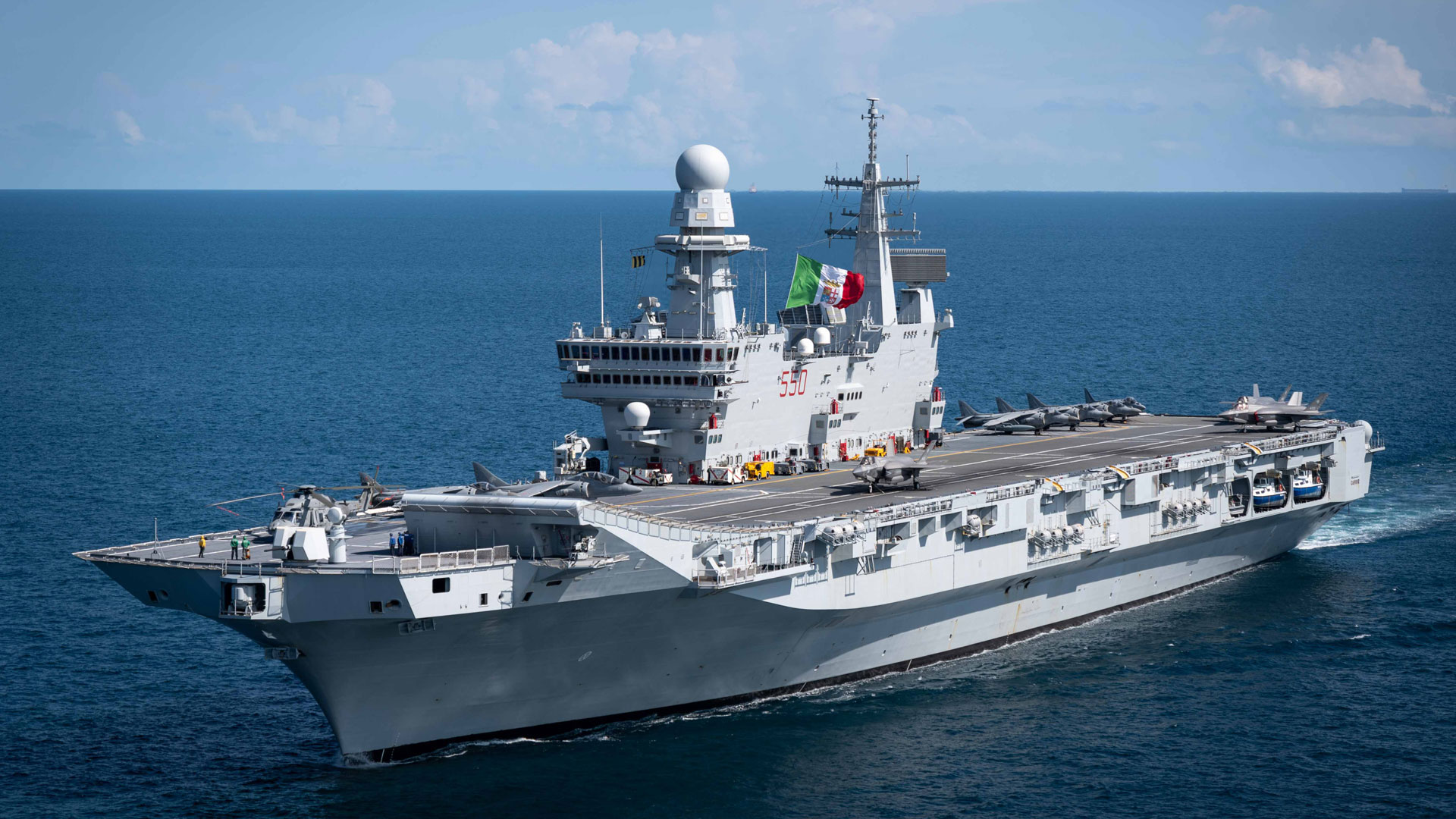 La portaerei Cavour e la fregata Alpino in sosta a Darwin - Marina Militare