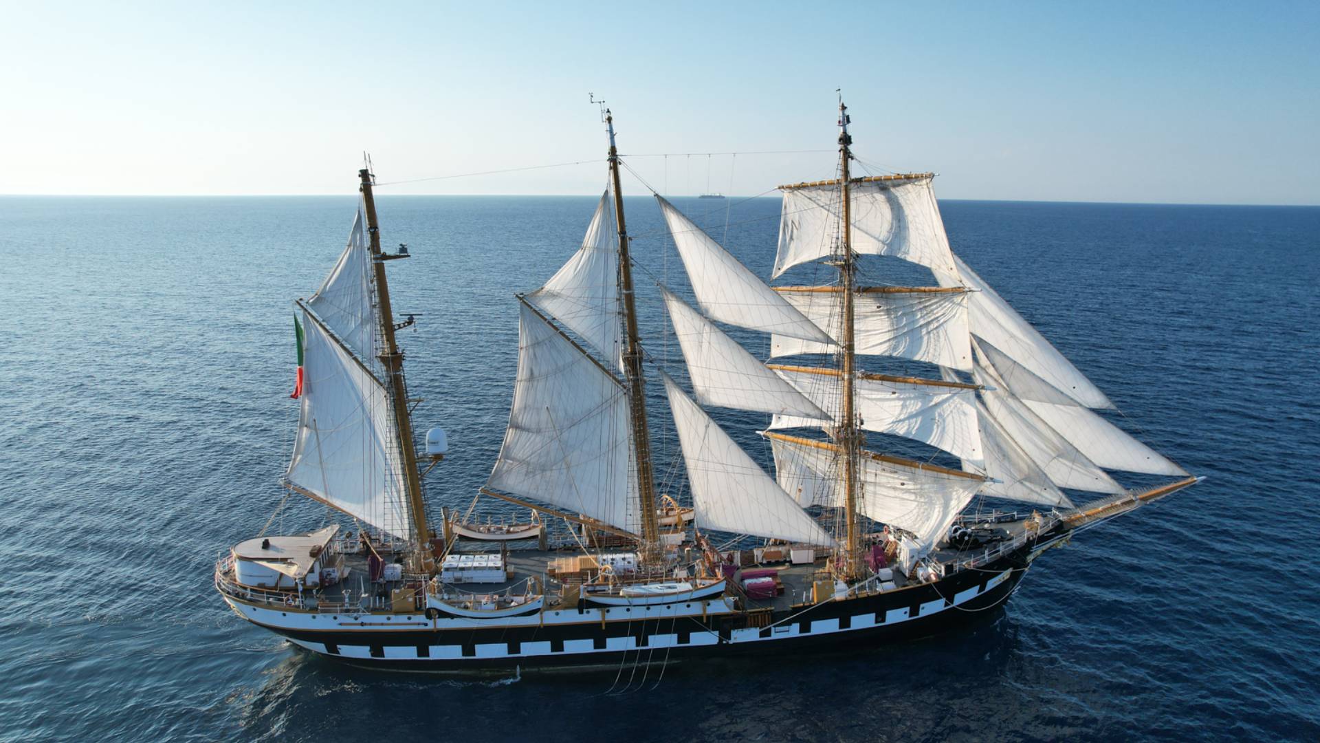 La nave scuola Palinuro saluta Messina alla volta del porto della ...