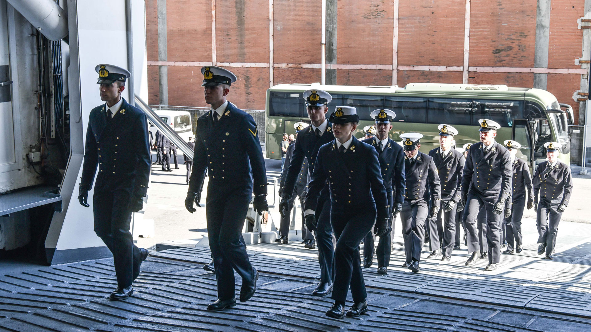 Gli allievi dell’Accademia Navale di Livorno in visita alla Portaerei ...