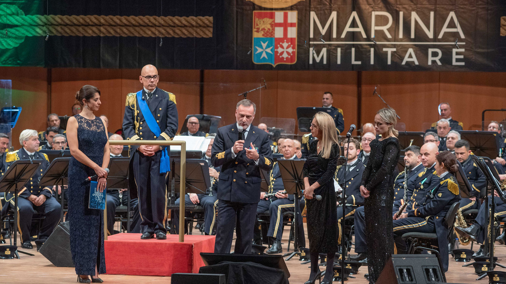 Concerto di solidarietà della Banda Musicale della Marina Militare a ...