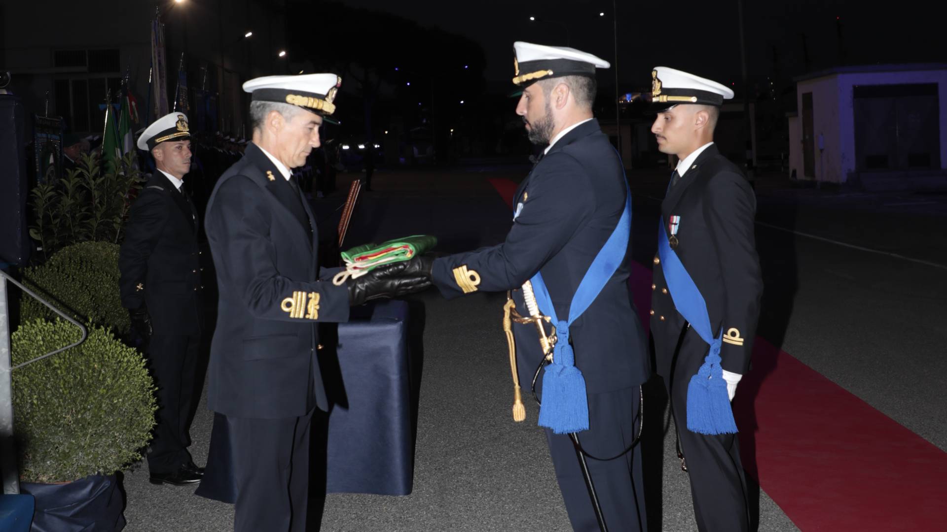 Alla Spezia il saluto a nave Vesuvio e nave Bormida - Marina Militare