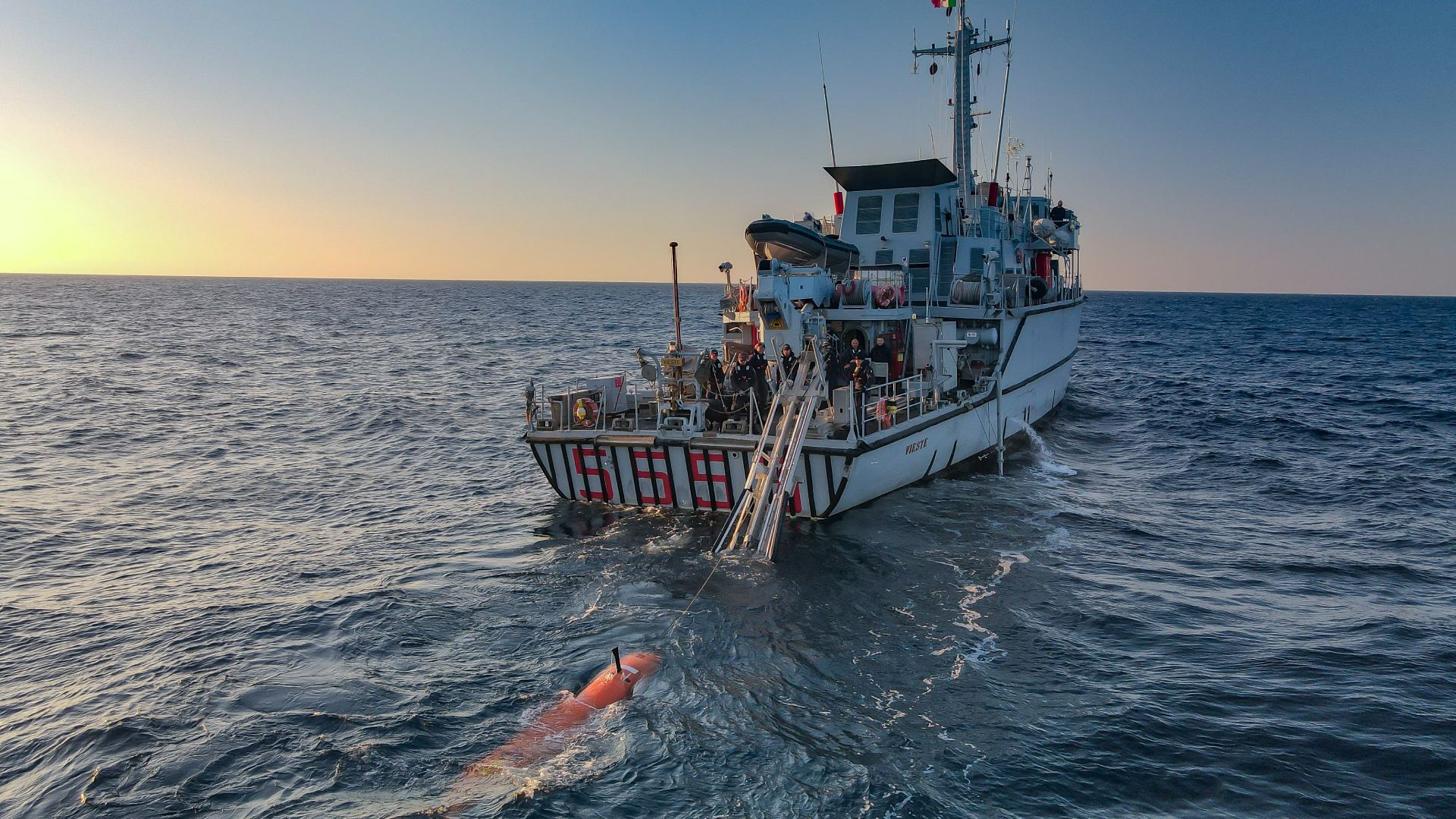 Nave Vieste impegnata nel controllo delle infrastrutture sottomarine ...