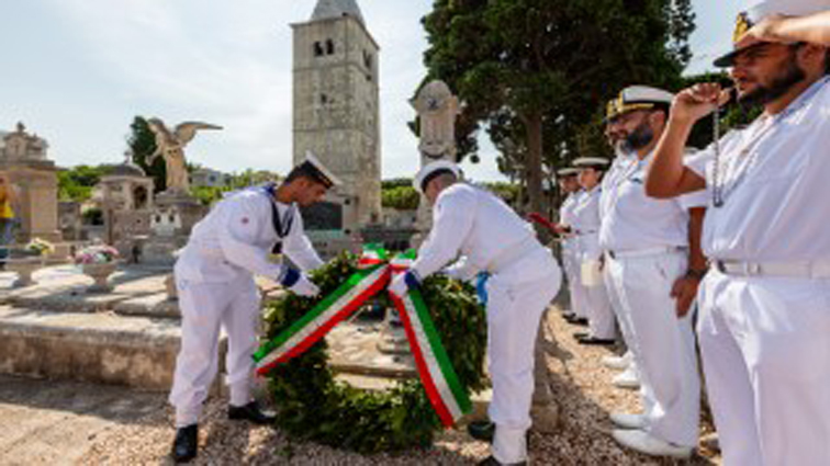 Nave scuola Palinuro rende omaggio alla tomba dell’Ammiraglio Agostino ...