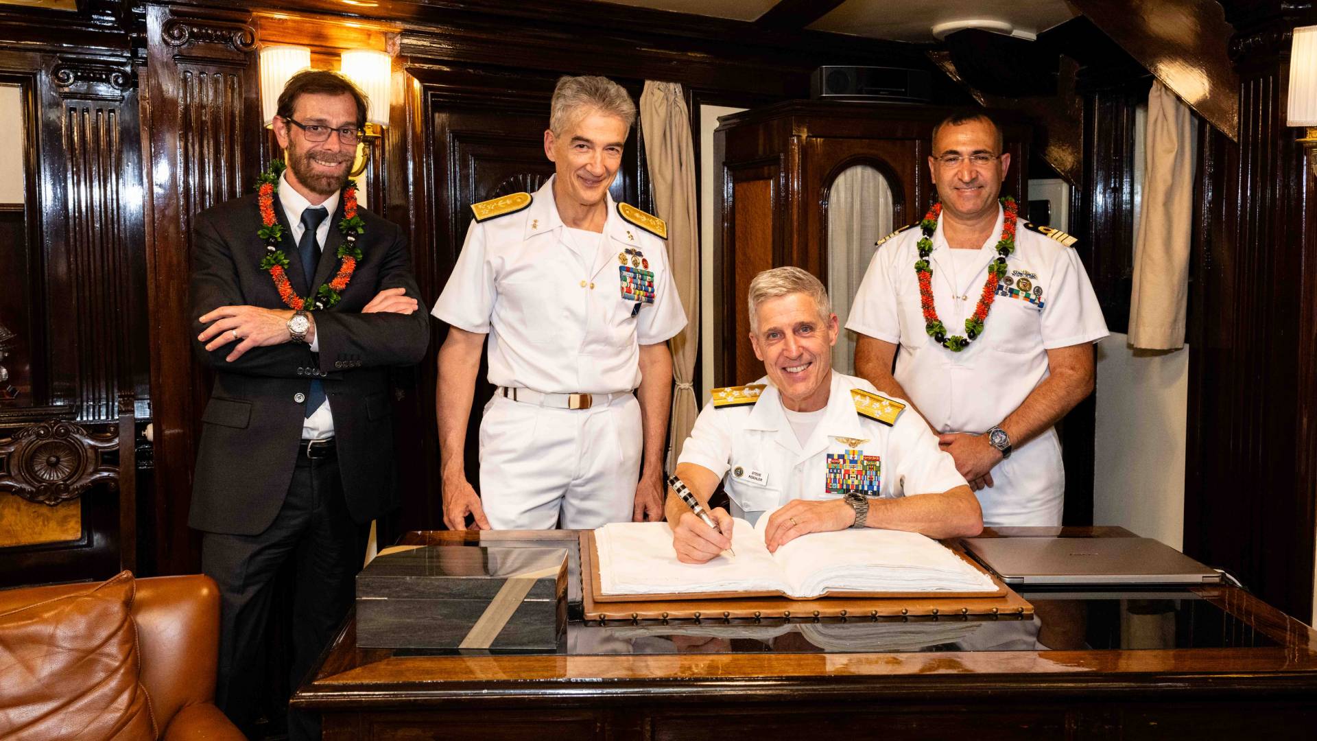 A Honolulu la visita dell' ammiraglio di squadra Aurelio De Carolis ...