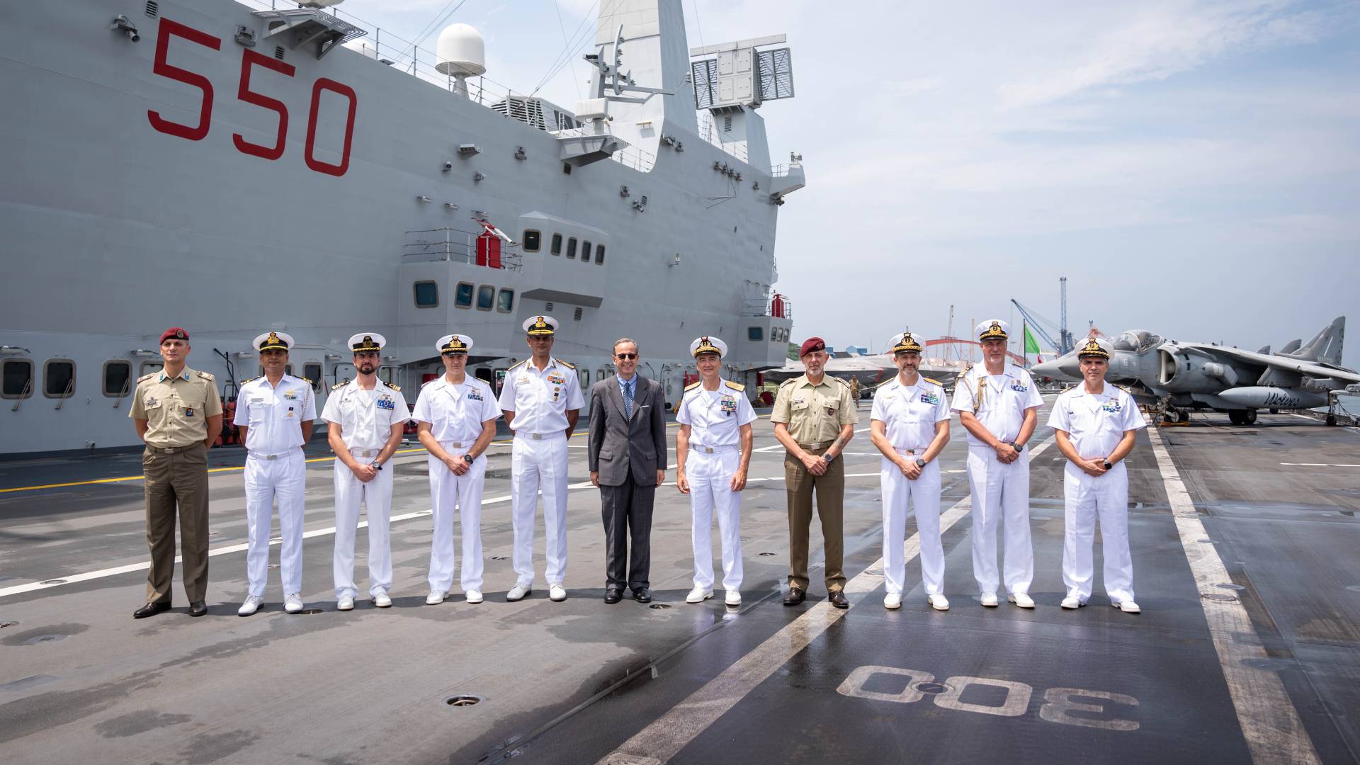 L'Italian Carrier Strike Group in sosta a Goa - Marina Militare