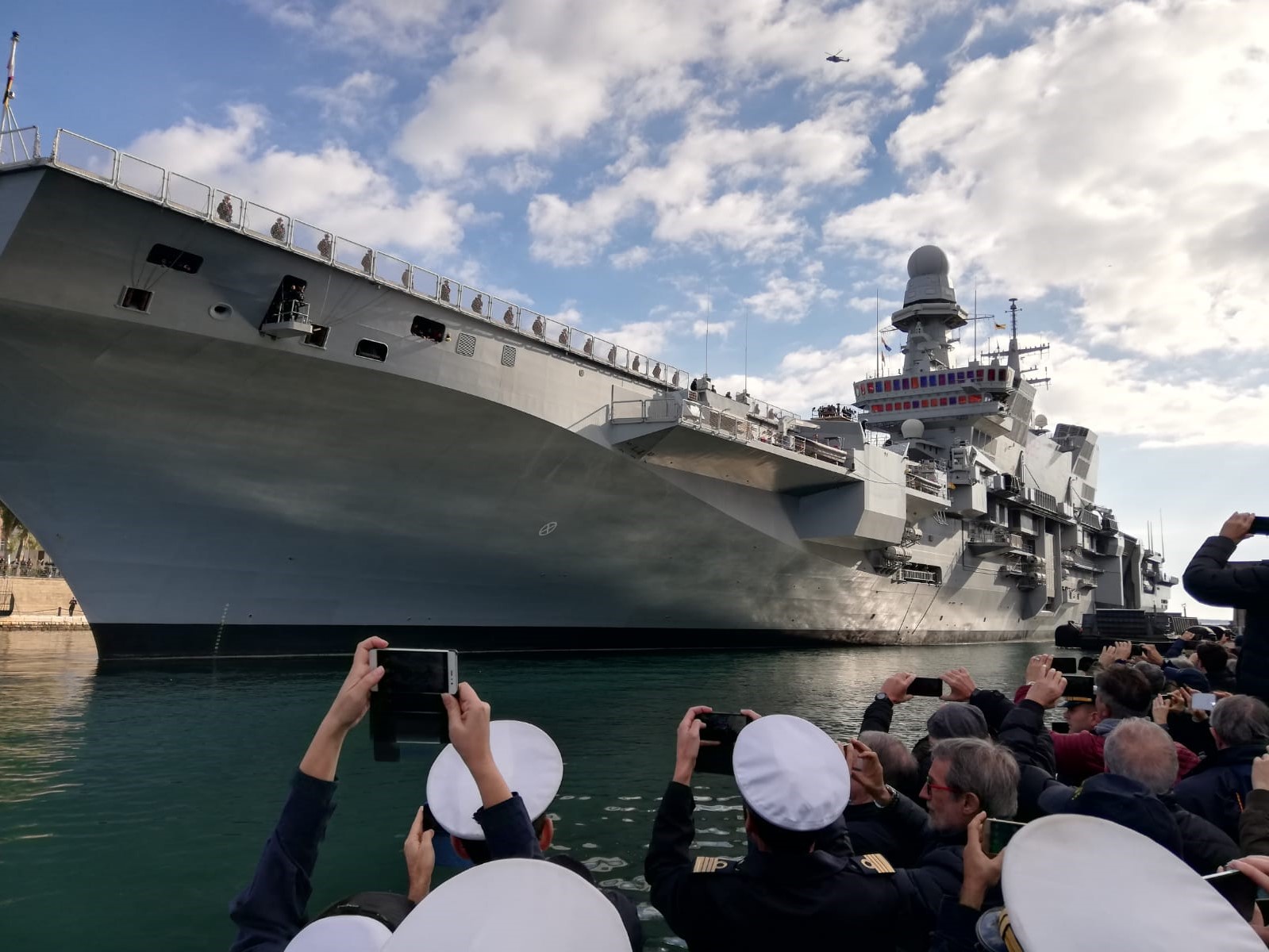 La portaerei Cavour transita nel canale navigabile di Taranto - Marina ...